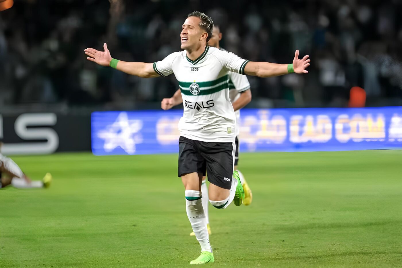 Golaço de antes do meio-campo garante vitória do Coritiba; veja vídeo ...