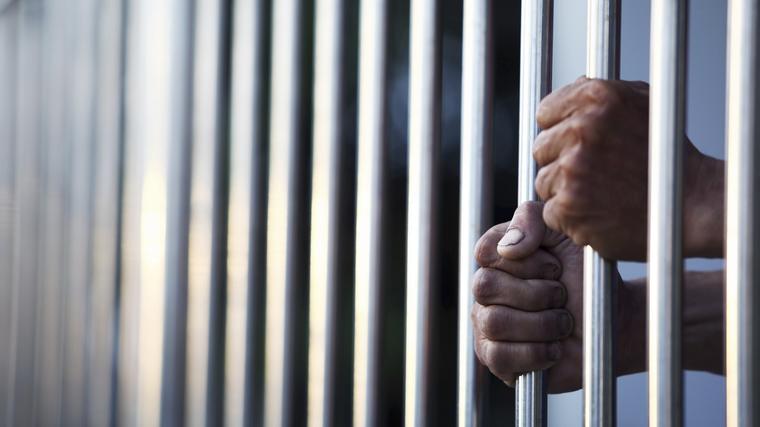 Jovem é absolvido após ser preso injustamente por 2 anos; veja vídeo: