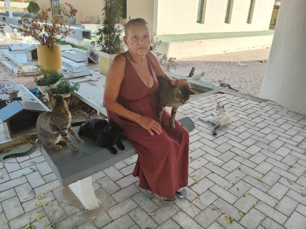 Como é viver em um cemitério? Maria Trindade revela sua rotina - O ...