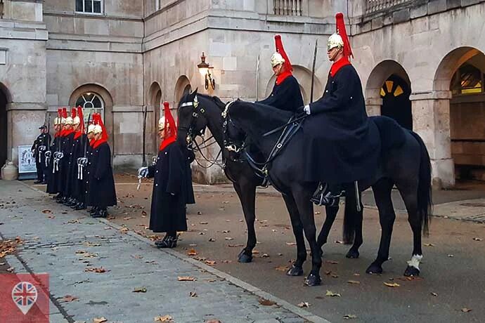 Turista é mordida por cavalo da Guarda Real em Londres; veja vídeo - O ...