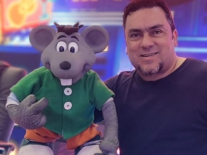 É assim que o Xaropinho fica durante as gravações do Ratinho; veja ...