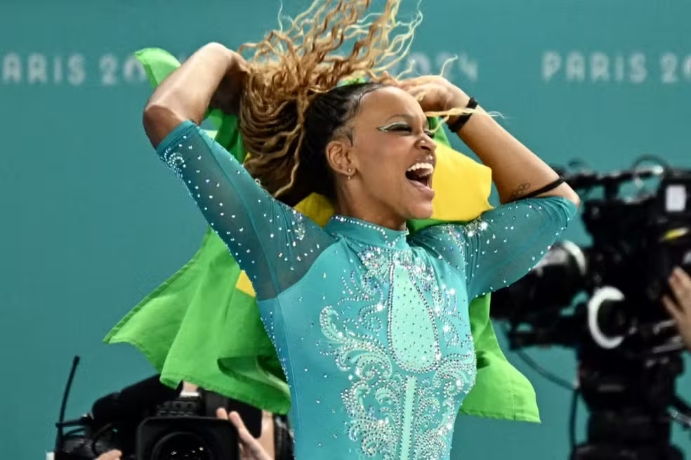 Rebeca Andrade conquista ouro no solo e entra para a história das ...
