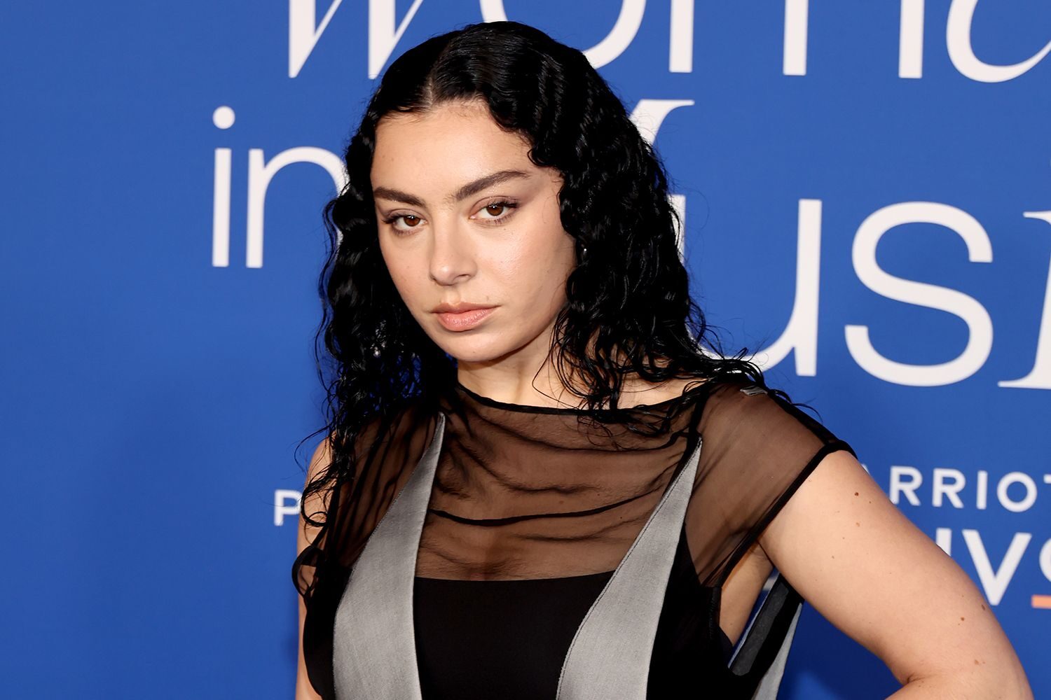 Fã brasileira da Charli XCX viraliza em momento reflexivo; veja vídeo ...