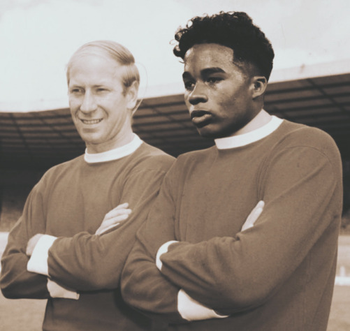 Jovens viralizam ao tirar cartas de Endrick e Bobby Charlton no EA ...