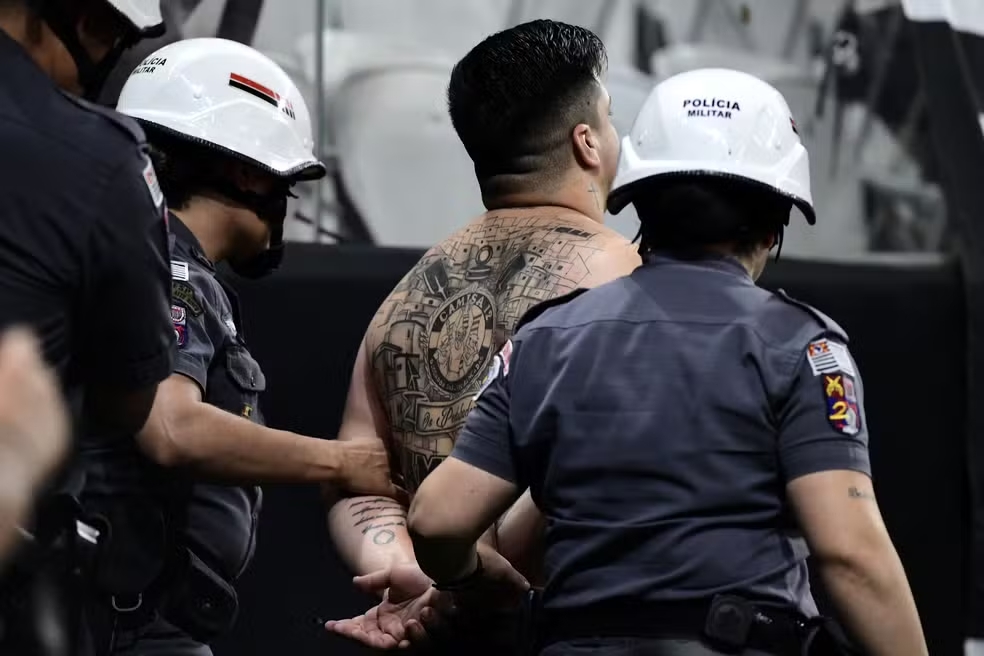 Torcedor do Corinthians causa confusão e é retirado pela PM na Neo ...