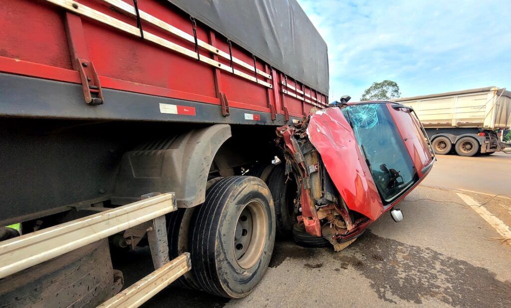 Motorista sobrevive após carro ser prensado entre carretas na BR-163; veja vídeo - O Matogrossense