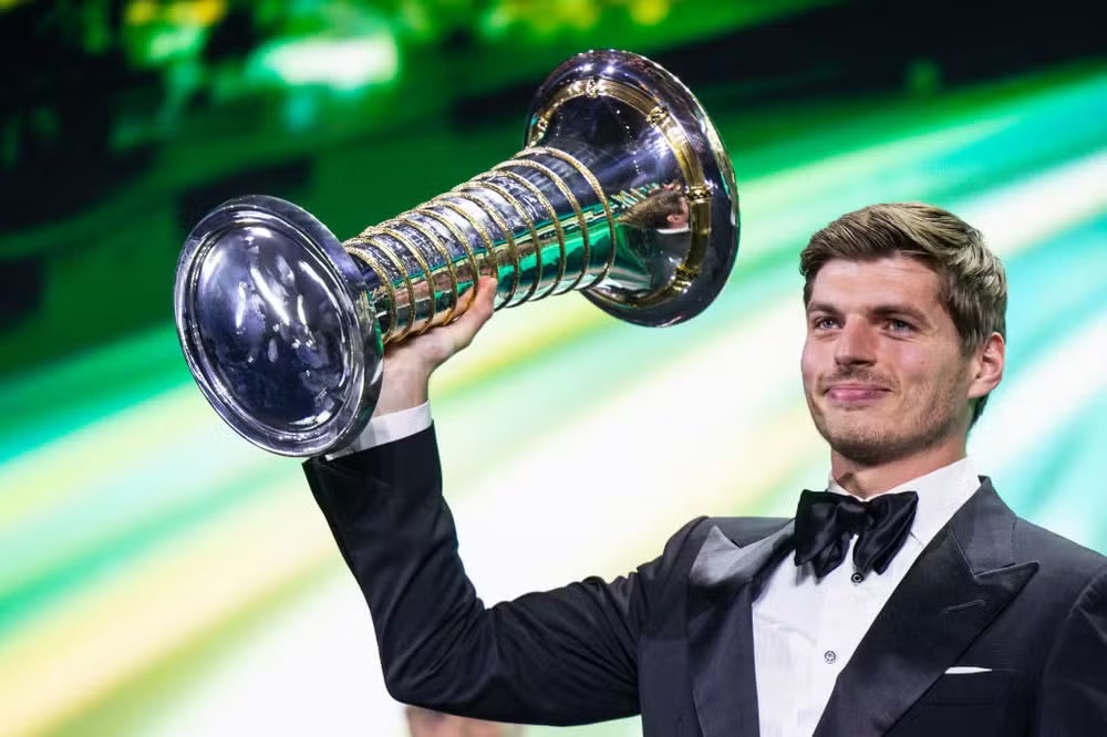 Max Verstappen recebe troféu de campeão da Fórmula 1 - O Matogrossense