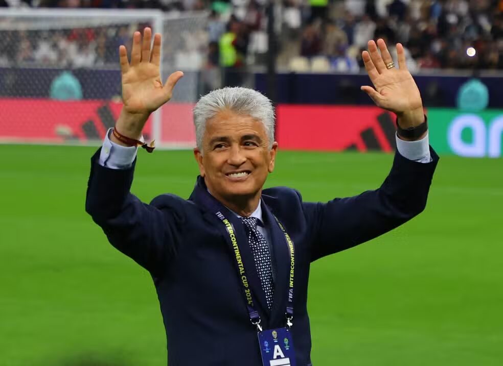 Tetracampeão Bebeto carrega o troféu no final da Copa Intercontinental ...