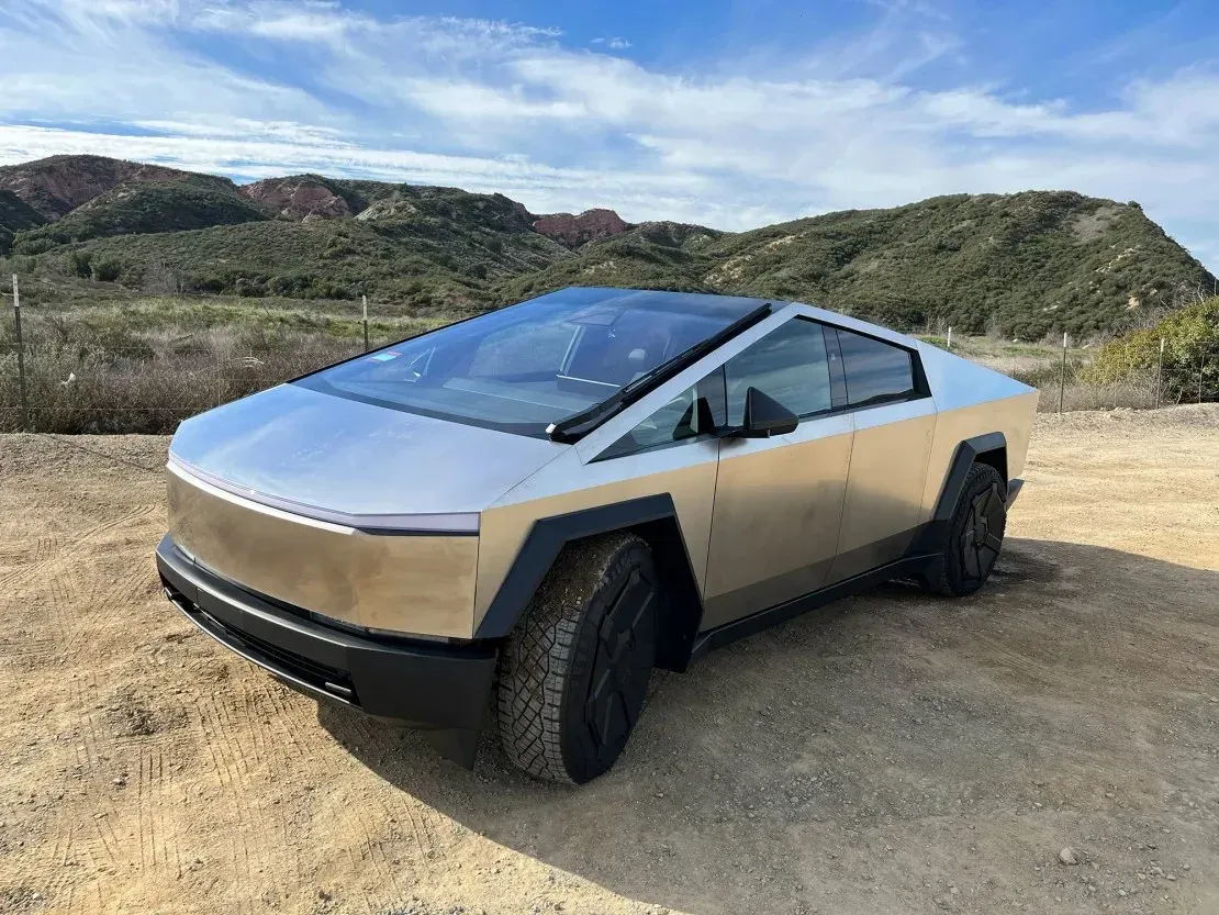 Tesla Cybertruck, carro de Elon Musk, fica em chamas em frente ao Hotel ...