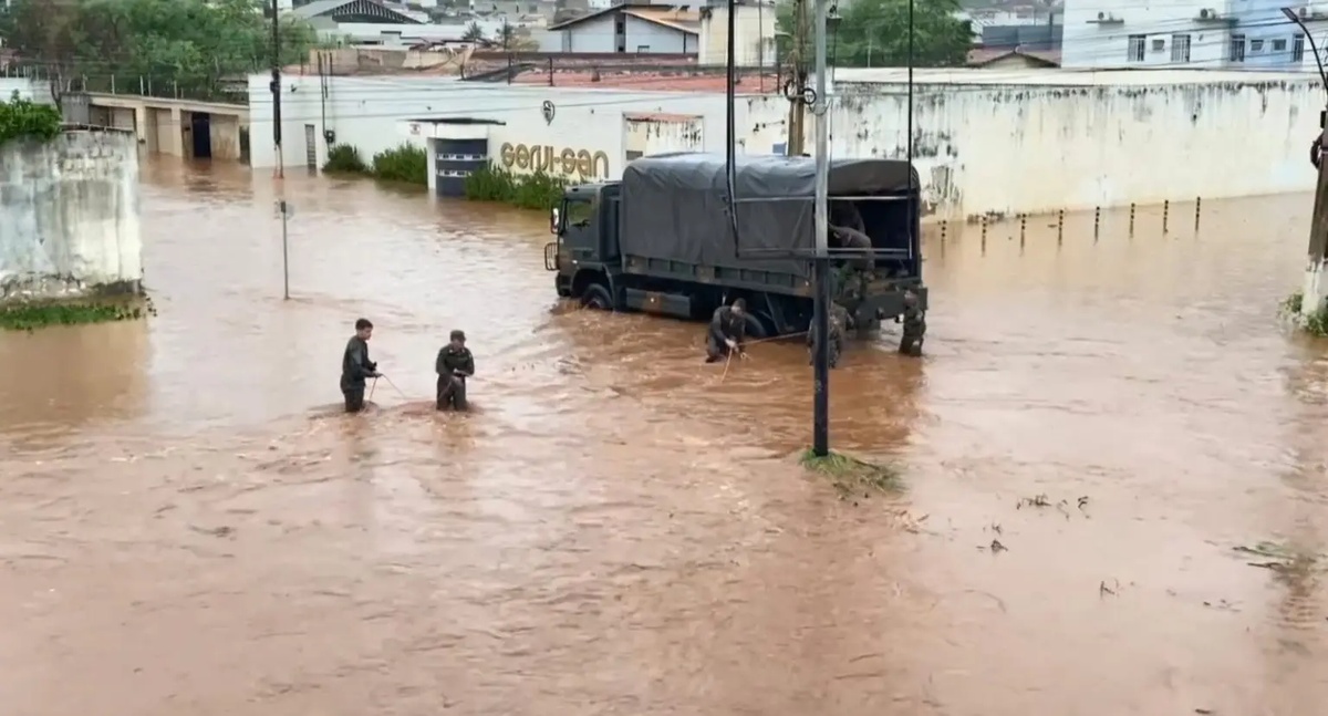 Enchente deixa bairros alagados e causa morte em tentativa de resgate ...