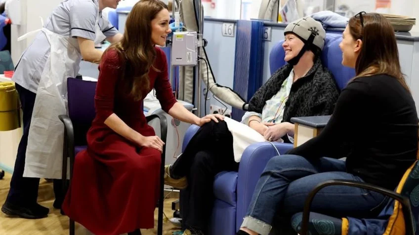 Kate Middleton revela remissão de câncer durante visita a hospital de ...