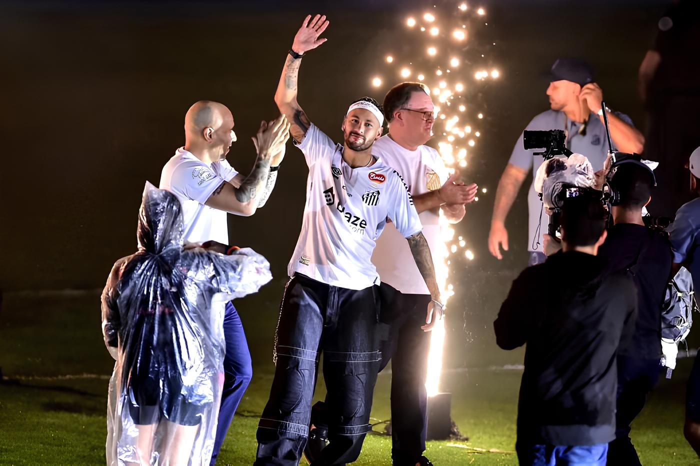 Com festa, Neymar é apresentado no Santos: “Dia muito especial” - O ...