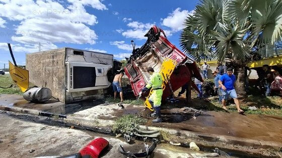 Tombamento de carreta na BR-163 deixa dois feridos e mobiliza bombeiros em Nova Mutum; veja ...