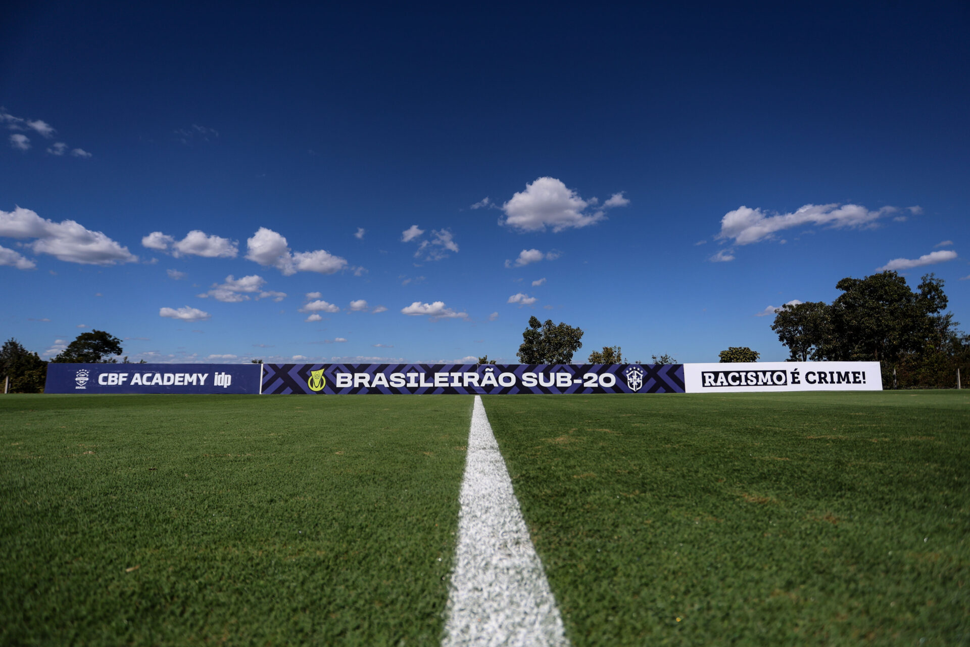 Campo novo, ambição renovada: gramado sintético do CT Manoel Dresch ...
