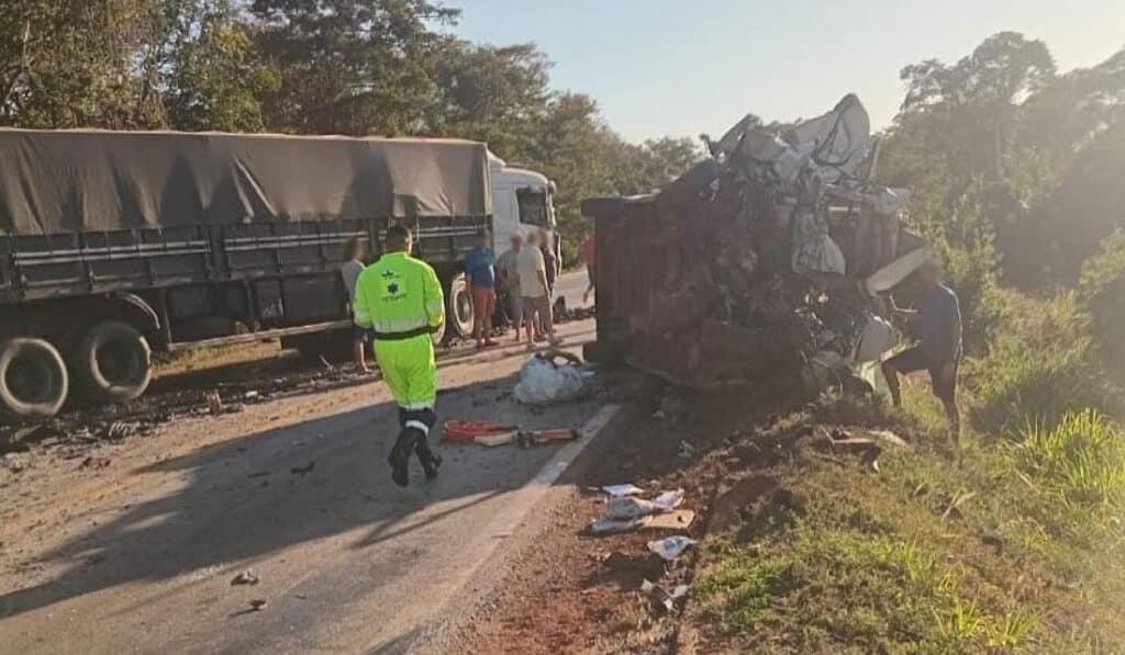 Acidente entre van e carreta deixa um morto e dois feridos na BR-163 em Mato Grosso; veja vídeo ...