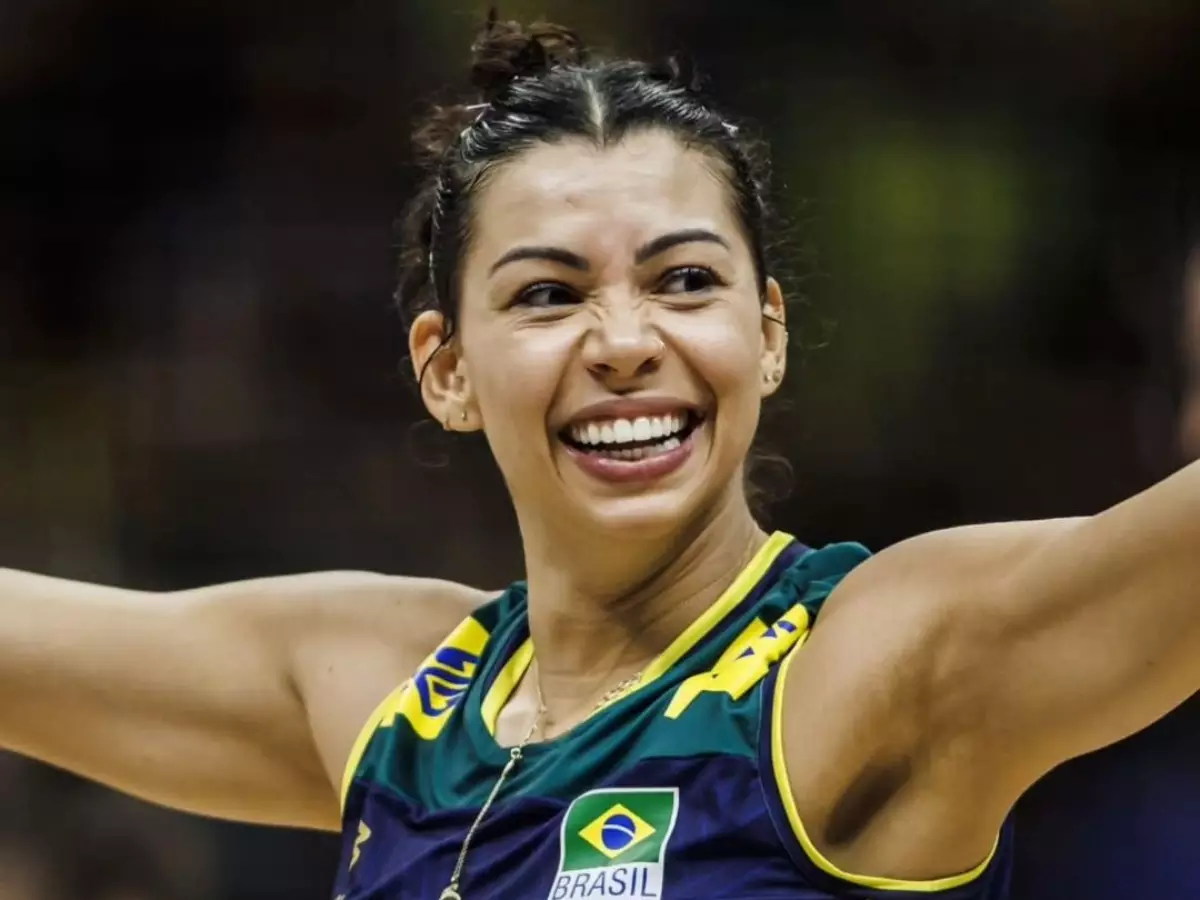 Carolana se despede da Seleção Brasileira após 11 anos e emociona fãs ...