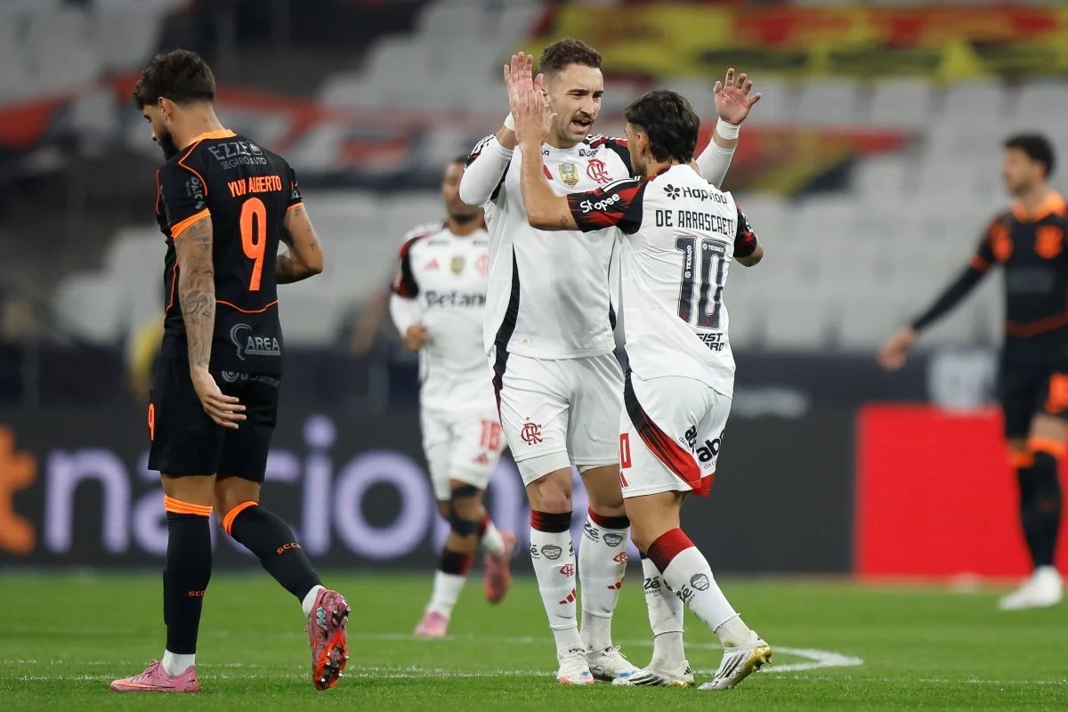 Flamengo vence o Corinthians de virada e segue na liderança do ...